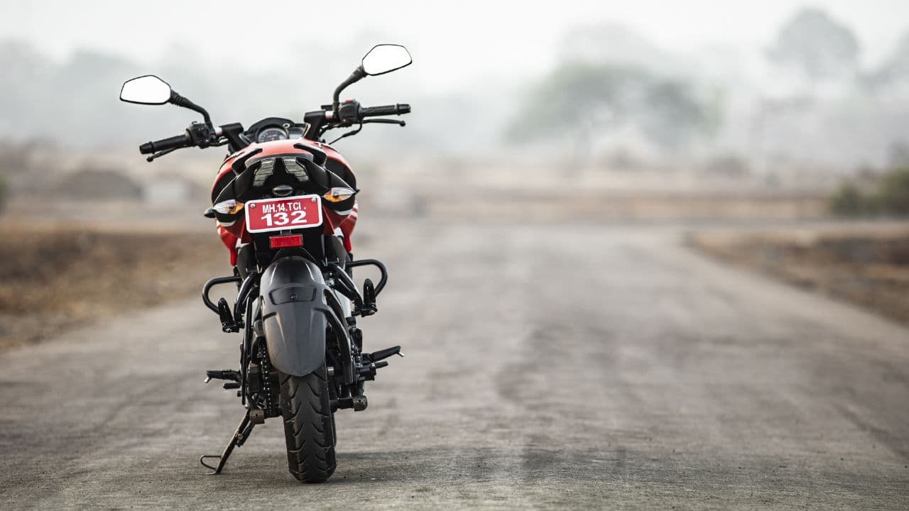 Bajaj Pulsar NS200 Images - Pulsar NS200 Interior & Exterior [17 Photos]