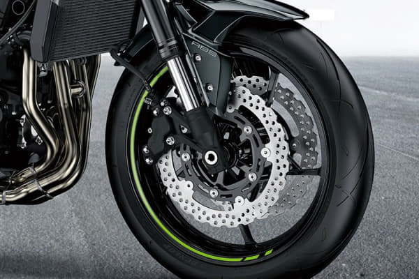Kawasaki Z900 Images - Z900 Interior & Exterior [20 Photos]