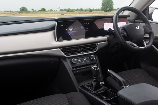 Mahindra XUV 700 Images - XUV 700 Interior & Exterior [21 Photos]